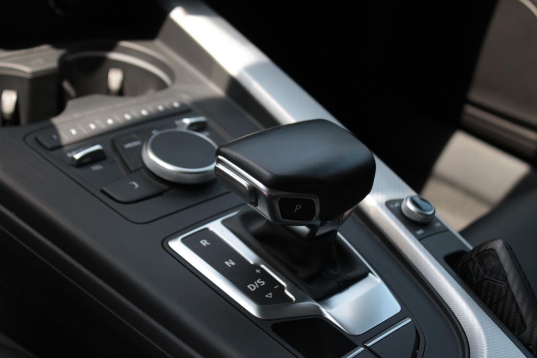 Manual Vs Automatic Wheelchair Accessible Vehicles - WavMob
