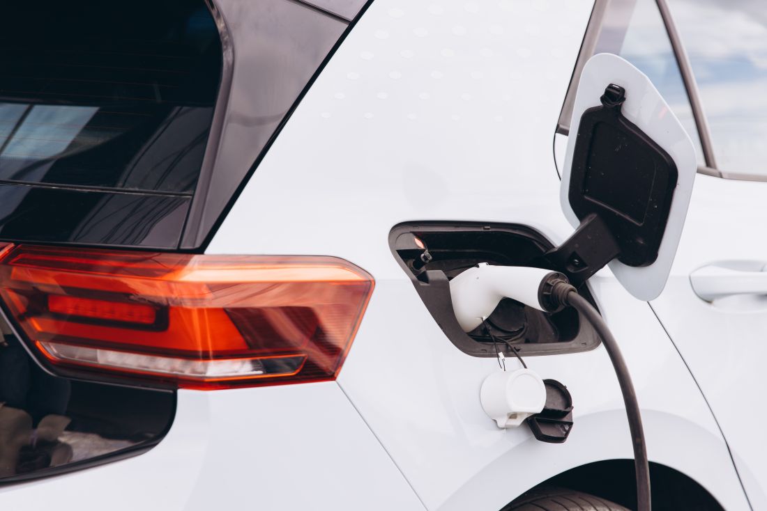 Five summer habits that unknowingly drain your EV battery - The Car Co