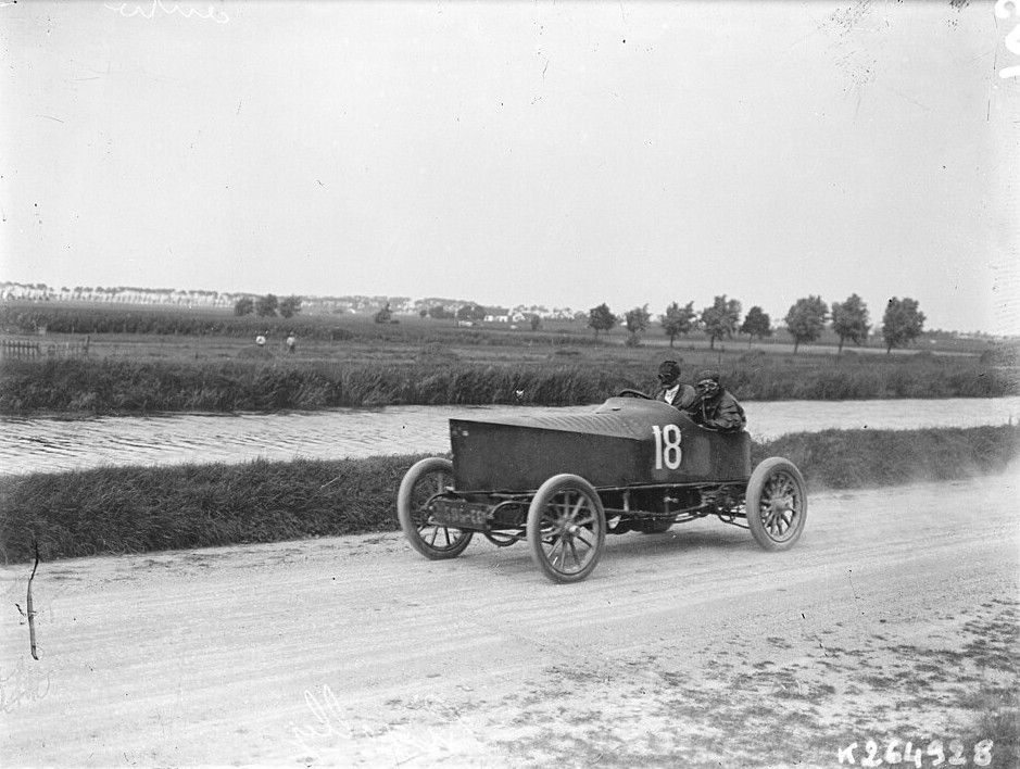 The First Car to Break 100 mph: A Record That Shocked the Early 1900s ...