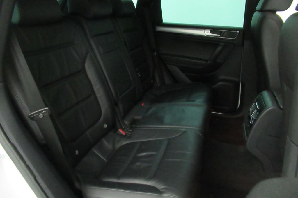 Volkswagen Touareg 3.0 V6 R-Line TDI Bluemotion Technology Auto 4 X4 5D ...