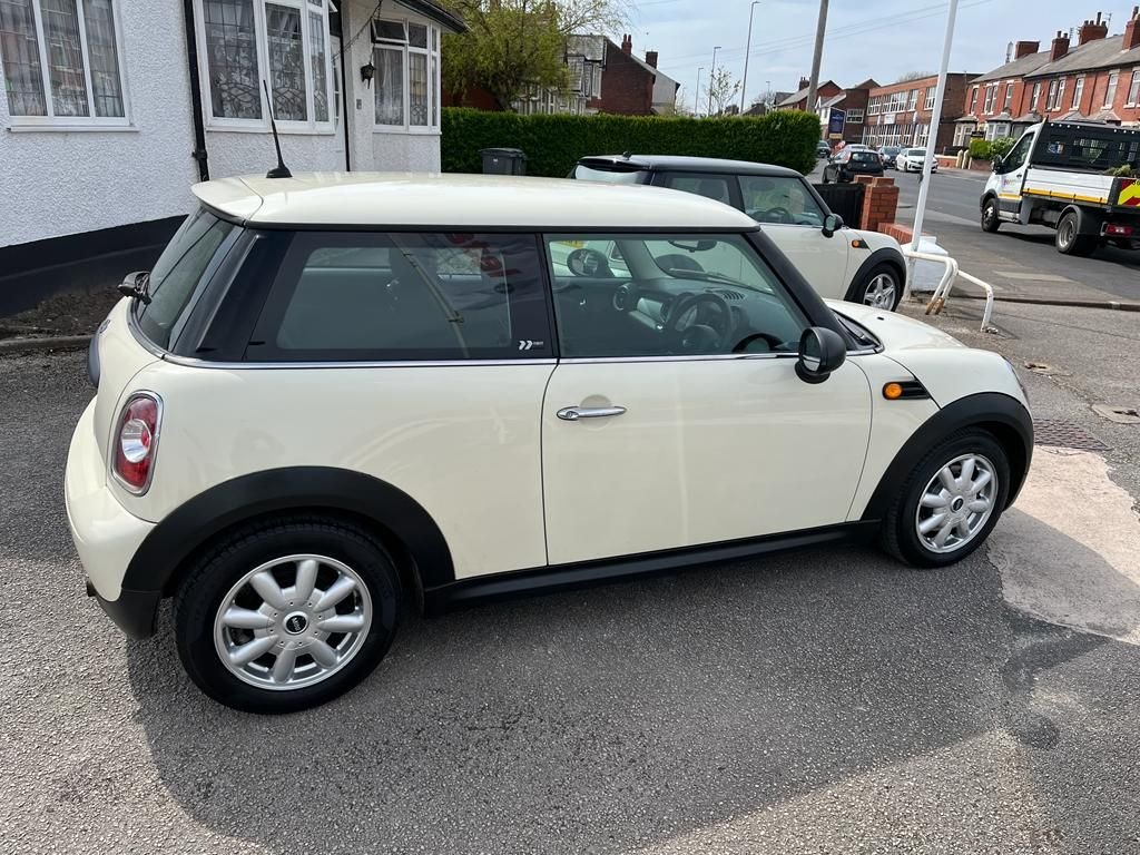 2010 MINI Hatch First 1.6 First 3D 75 BHP £3,295