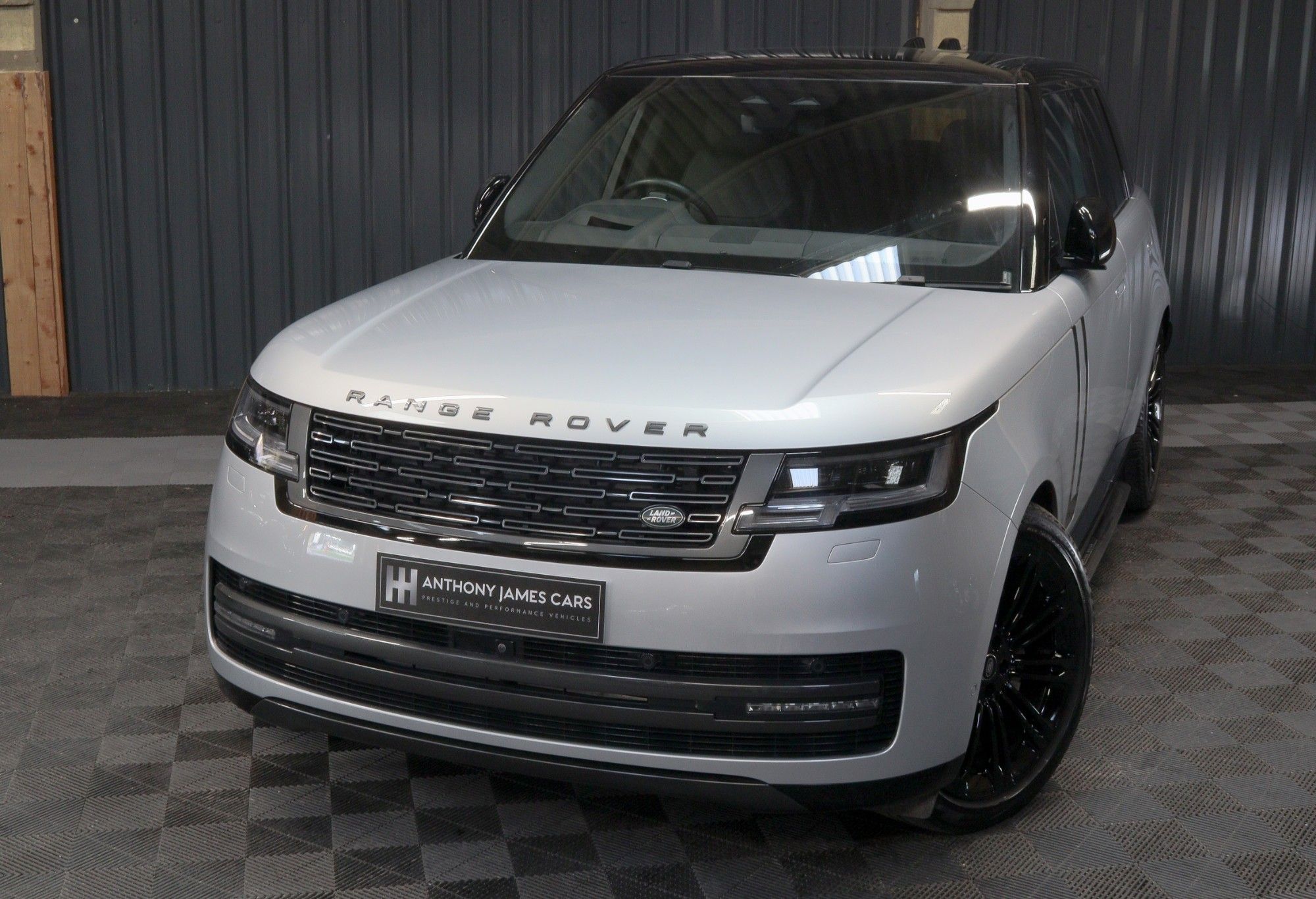 Range Rover Sport 2022 White With Black Roof