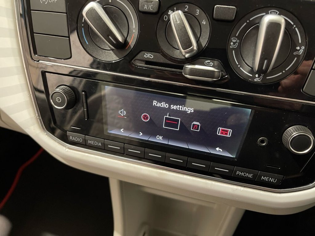 Volkswagen UP 1.0 UP BY Beats TSI Bluemotion Technology 3D 89 BHP