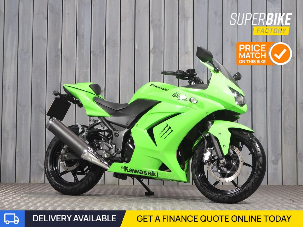 2014 KAWASAKI NINJA 250 GREEN with 3161 miles Used Motorbikes Dealer Macclesfield Donington Park The Superbike Factory