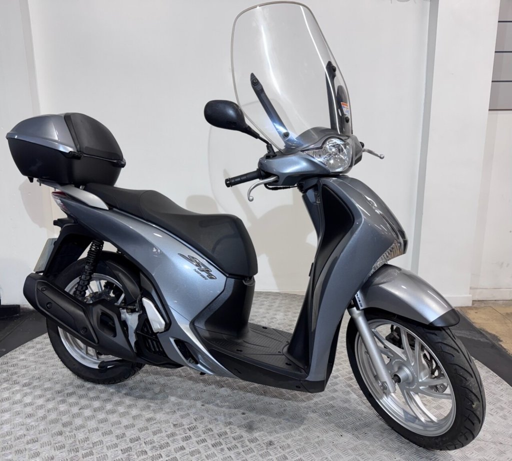 Honda Sh125i 125cc Twist And GO - 1 Owner - Top Box