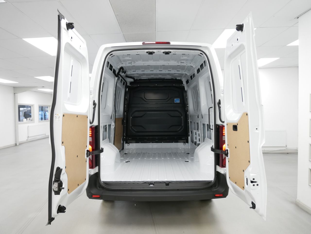 Renault Master 35 2.0 Bluedci 130 BHP L2 Medium Red Edition